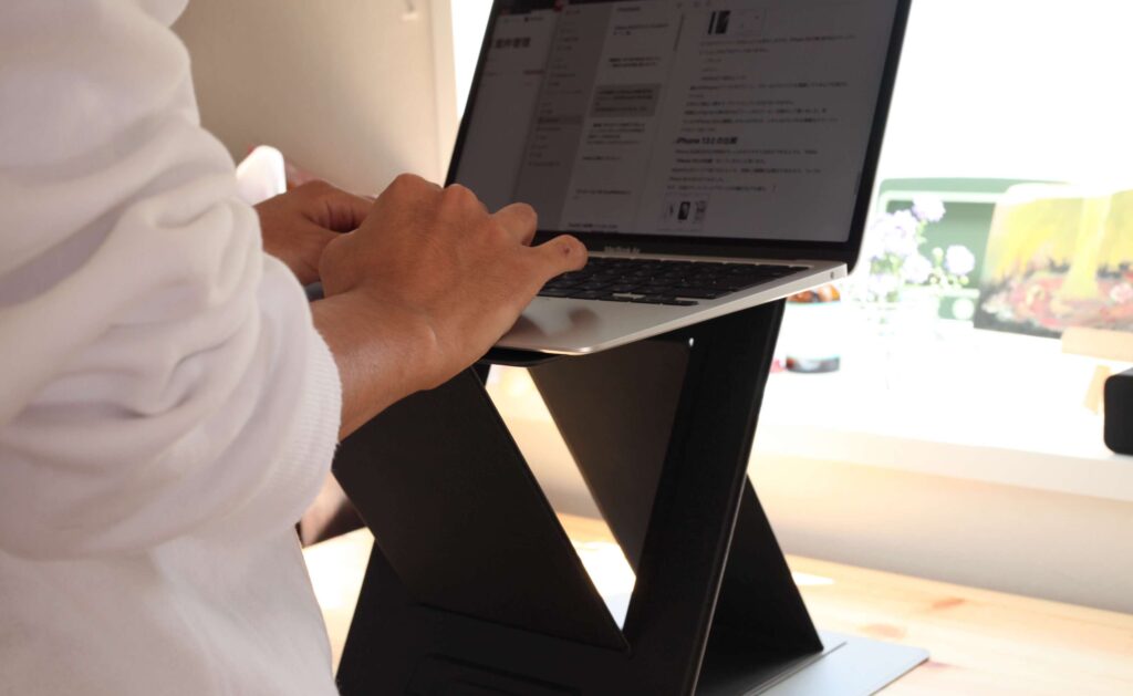 【斬新】ステンディングデスクが作れるMOFT Zをレビュー！在宅ワークがはかどる | Fika Magazine